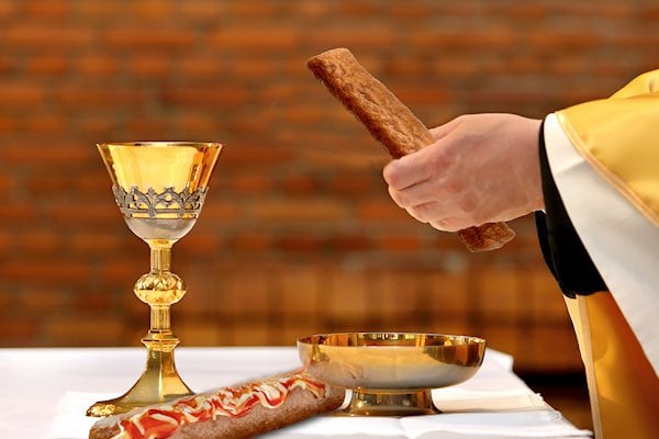 Kerk mag hostie niet vervangen door stukje frikandel