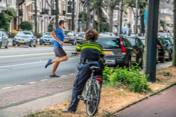 Man loopt met 15 km/u binnen de bebouwde kom