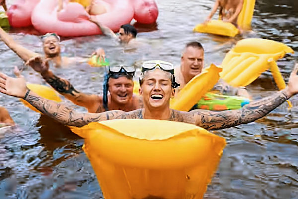 FACTCHECK: Zwemt Mart Hoogkamer wel echt in Bacardi Lemon?