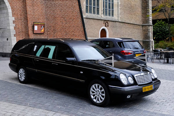 Rietje (83) voor het eerst in dure Mercedes