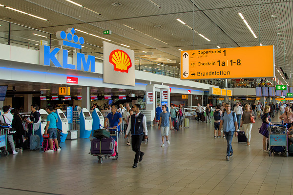 Schiphol opent tankstation in vertrekhal in poging weer winst te kunnen ...
