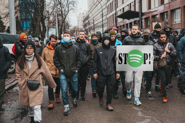 Spotify blijft ondanks protesten muziek van BLØF afspelen