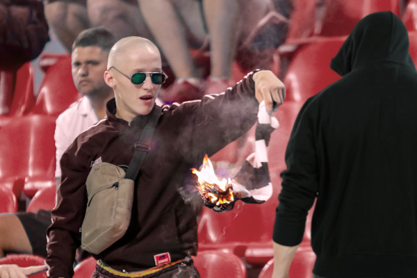 Rivaliserende hooligans stapelverliefd na seksueel getinte handgebaren ...